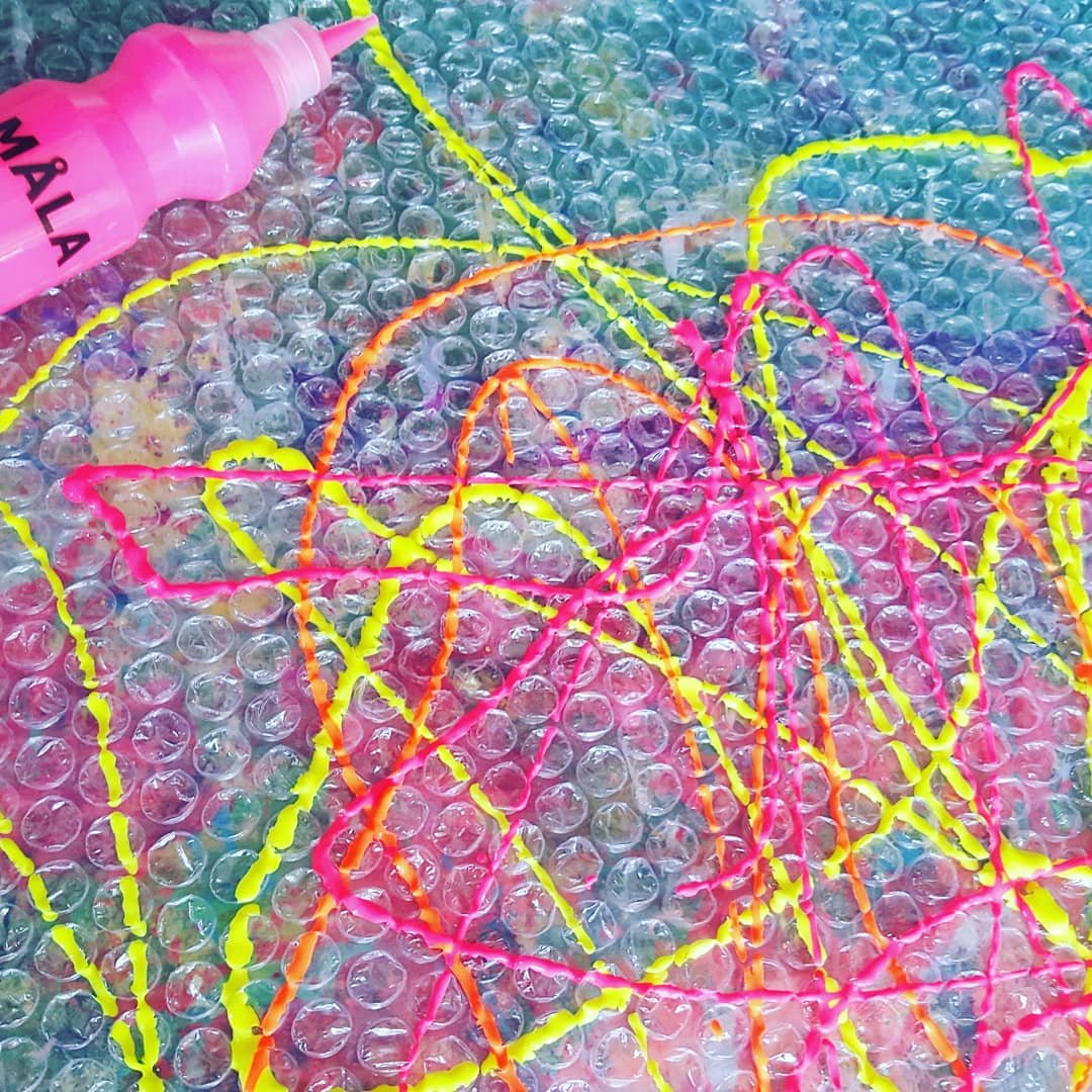 Upcycling bubble wrap. – Ema Lou kids art craft