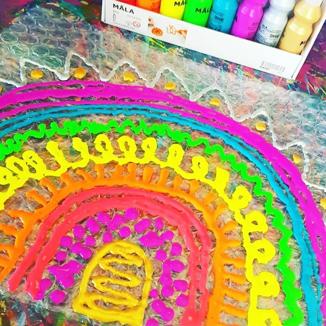 Bubble wrap rainbow print activity – Ema Lou kids art craft